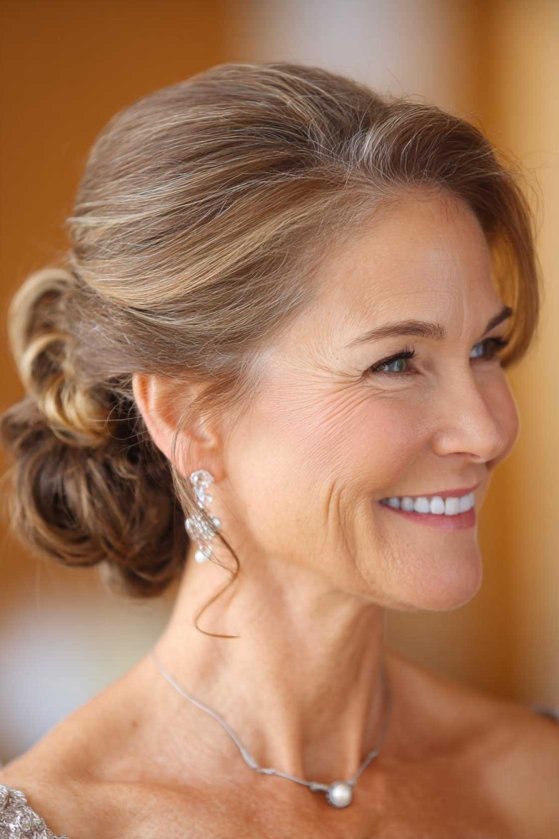 18+ Elegant Mother of the Groom Hairstyles (Chic Buns & Soft Updos ...